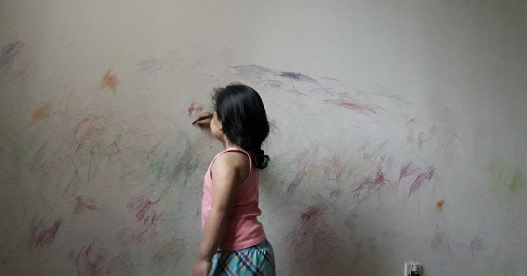 Bagi Buku Atau Kertas, Dinding Yang Diconteng. Tandanya Anak Sedang ...