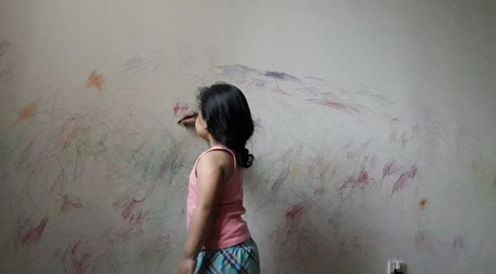 Bagi Buku Atau Kertas, Dinding Yang Diconteng. Tandanya Anak Sedang ...