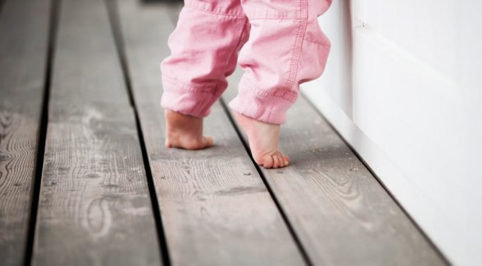 Anak Mula Jalan, Selalu Jengket Kaki Bukan Biasa. Bawa Keluar Pijak ...