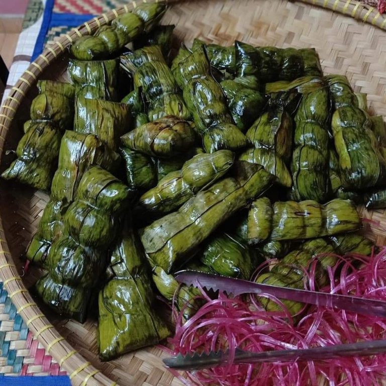 Pulut Dakap Berinti Pisang. Siap Kukus, Aroma Daun Pisang Bangkitkan Selera
