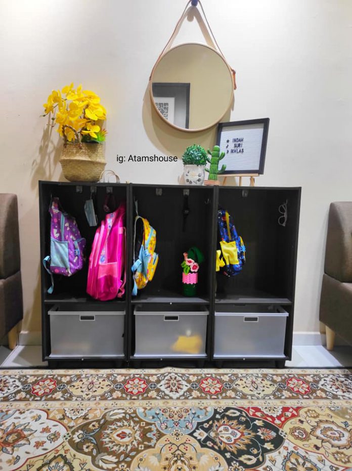 DIY Tempat Letak Beg Sekolah Anak. Hanya Guna Rak Buku, Tersusun ...