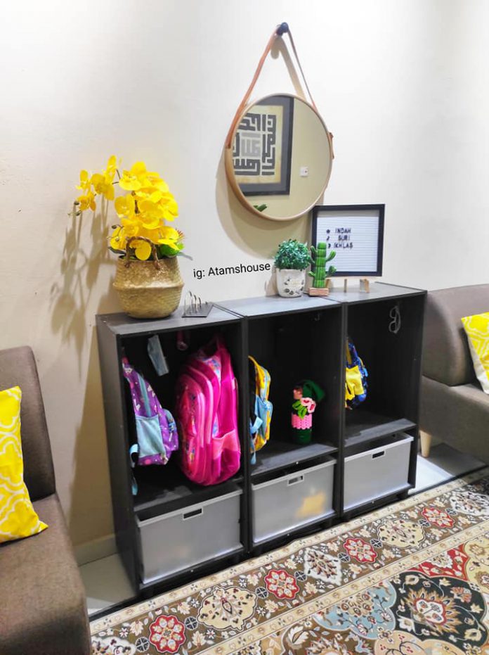 DIY Tempat Letak Beg Sekolah Anak. Hanya Guna Rak Buku, Tersusun ...