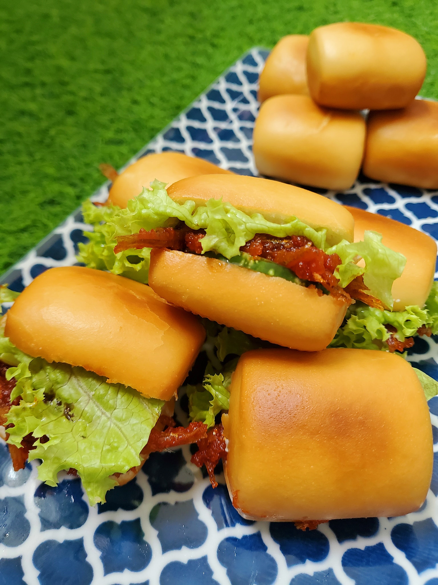 Tak Perlu Susah Uli Doh. Guna Roti Mantou, Dah Jadi Burger Malaysia ...