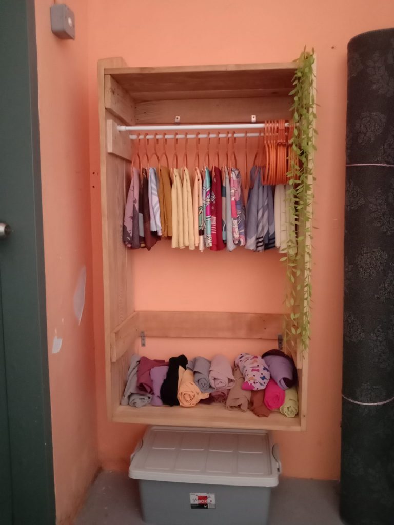 DIY Rak Tudung Guna Pallet Terpakai Untuk Isteri, Cukup Kemas, Simple ...