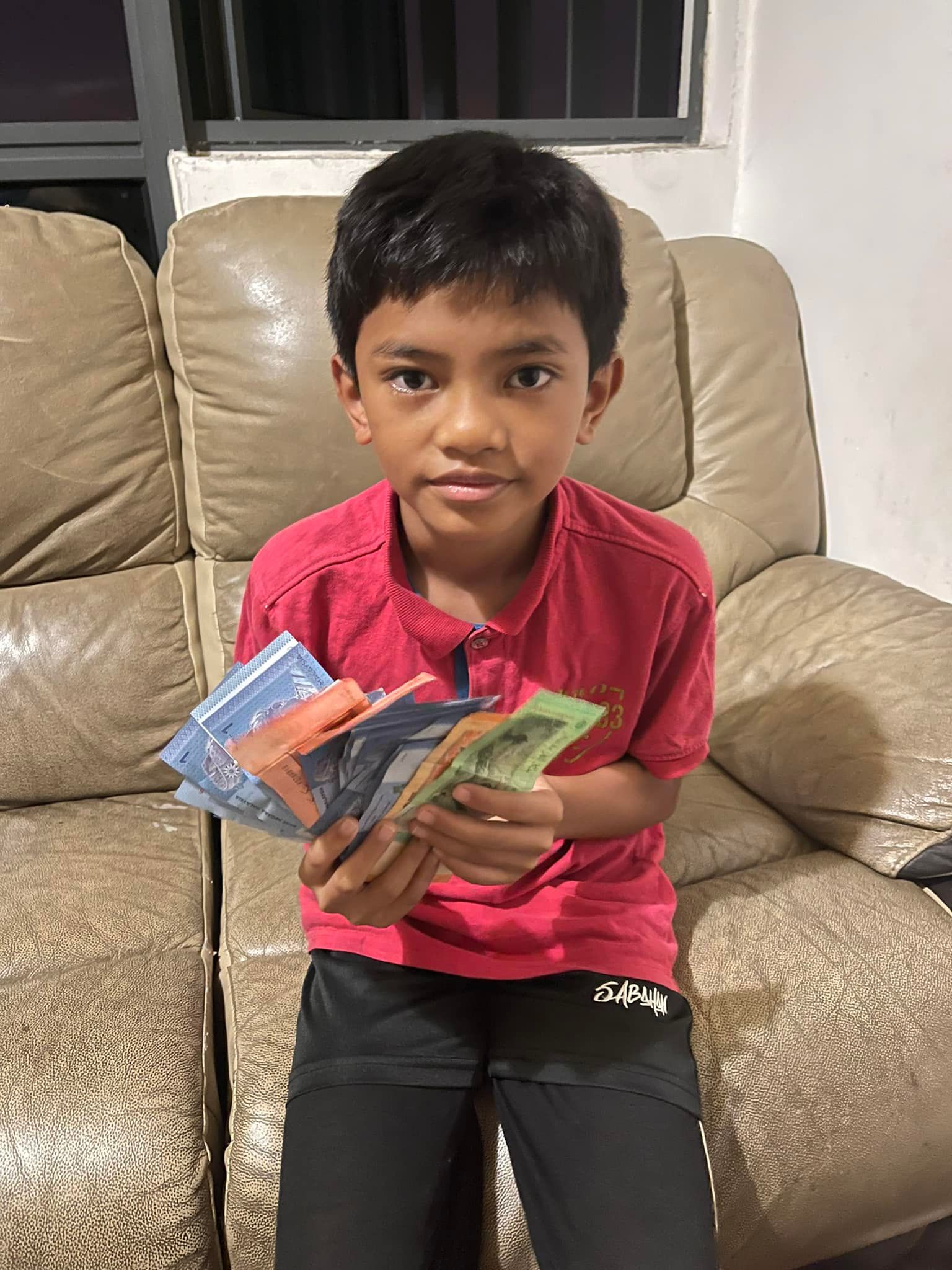 Hebat Anak Ini! Dalam Diam Kumpul Duit Belanja Sekolah Bantu Rakan ...