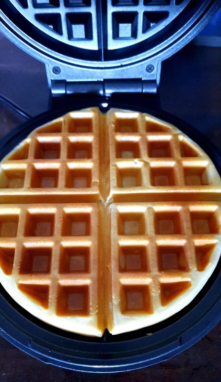 Resepi Waffle 3 Bahan, Bancuh Siap-Siap Esok Pagi Tinggal Masak Je!