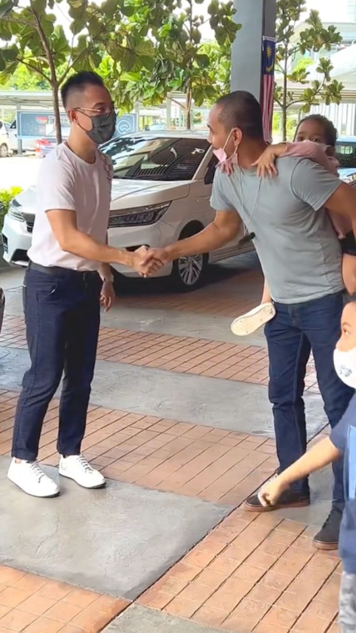 Anak Nak Bergambar Dengan Lamborghini, Sekali Tuan Kereta Pelawa Naik ...