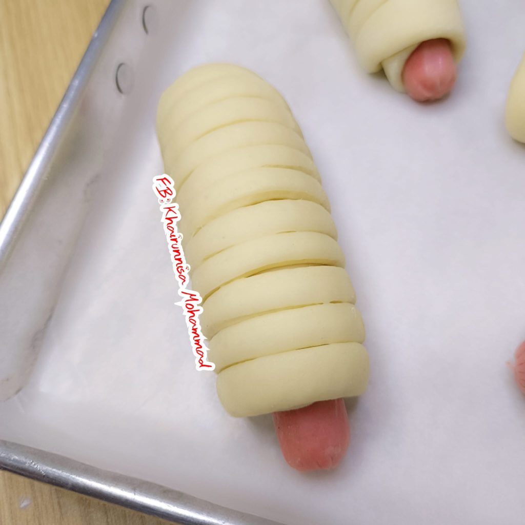 Resepi Sausage Bread Rolls Hanya 6 Bahan, Mudah & Sedap!