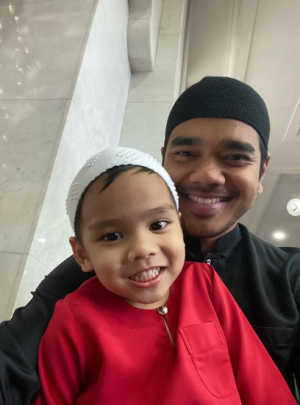 “Muhammad ‘Ali’s First Jumaat." Alif Satar Kongsi Momen Indah Bawa Anak ...
