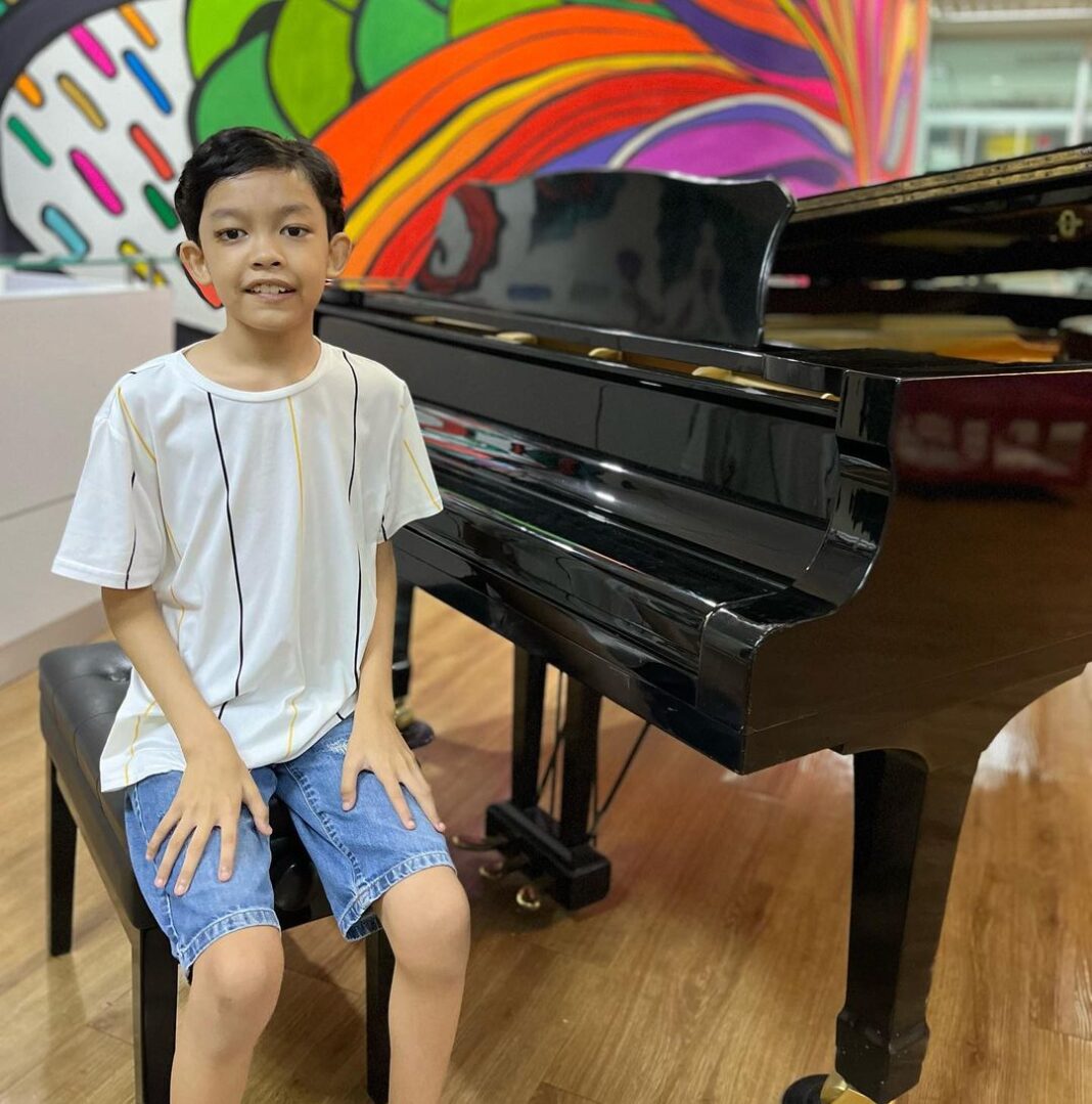 Raees Perform Hening Rindu Dengan Marsha, Ramai Puji Bakat Anak Autisme ...